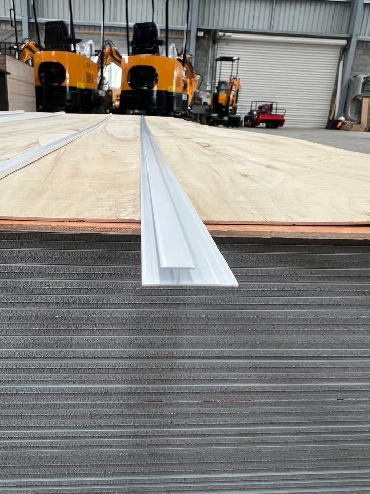 Aluminum flat joiner for 3mm/4mm panels.
